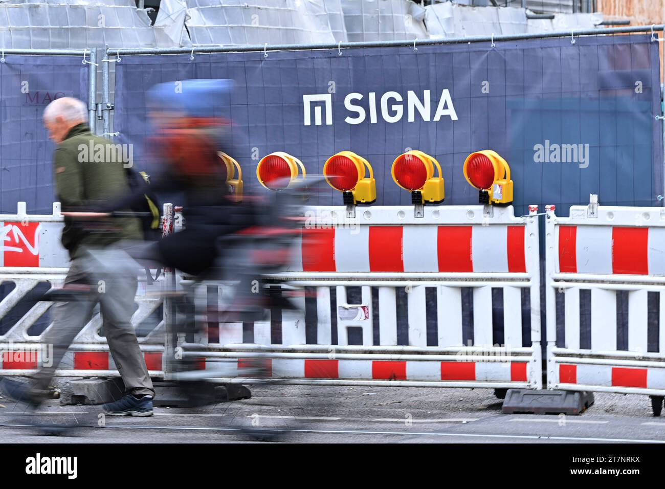 Signa Baustelle des Investors Rene Benko in Muenchen. Zaun, Absperrung ...