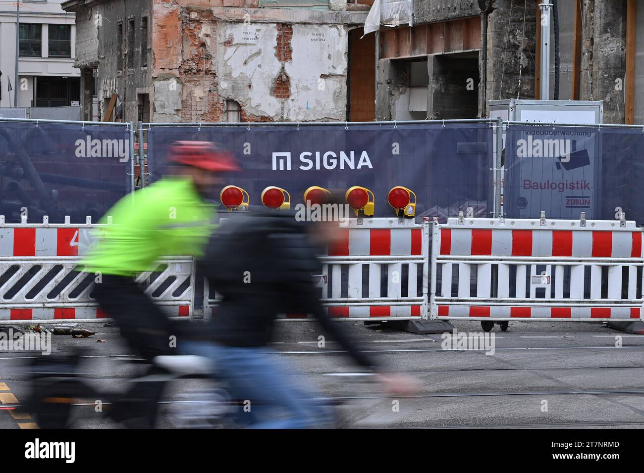 Signa Baustelle des Investors Rene Benko in Muenchen. Zaun, Absperrung ...