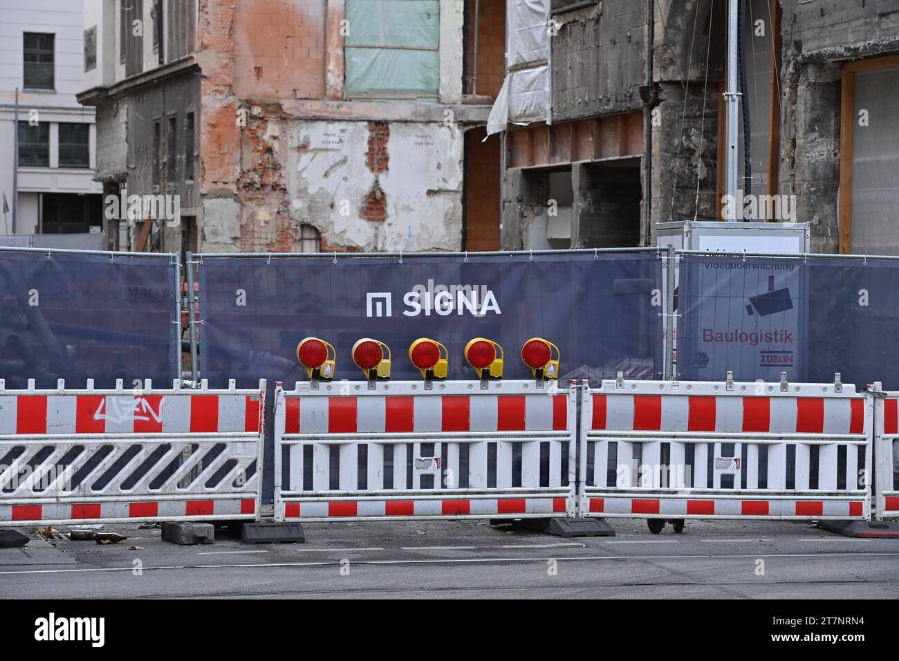 Signa Baustelle des Investors Rene Benko in Muenchen. Zaun, Absperrung ...