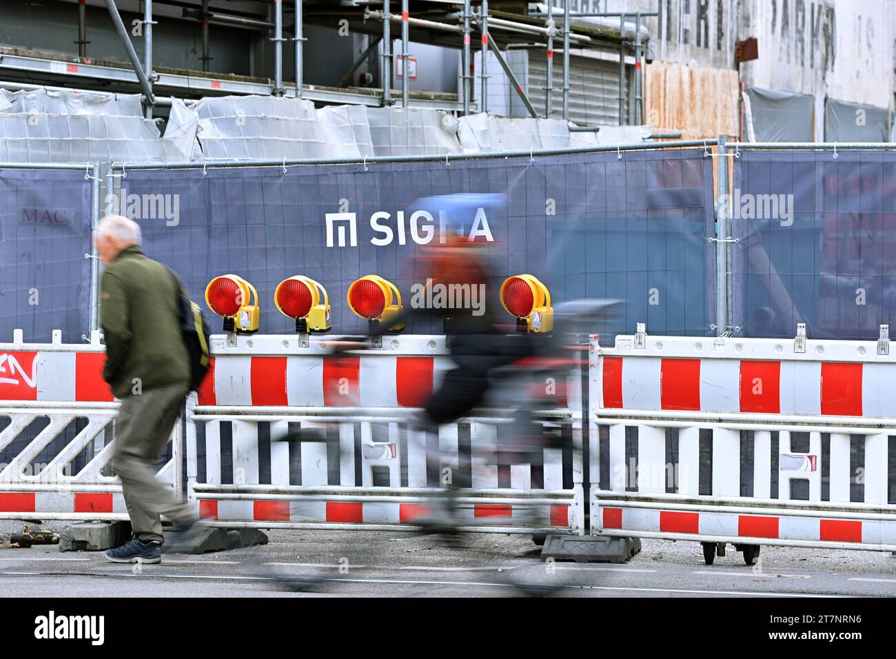 Signa Baustelle des Investors Rene Benko in Muenchen. Zaun, Absperrung ...