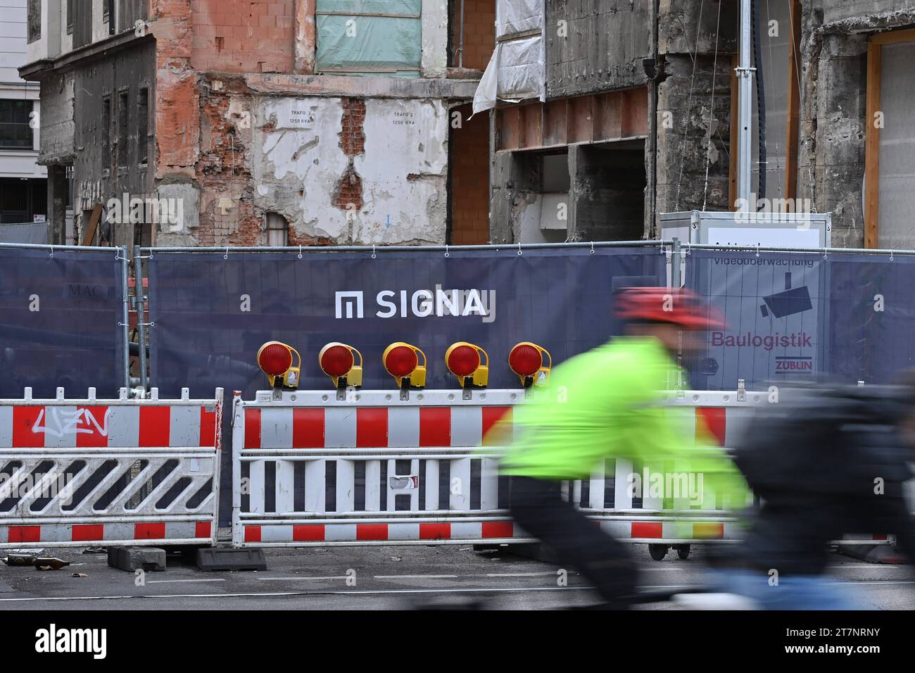 Signa Baustelle des Investors Rene Benko in Muenchen. Zaun, Absperrung ...