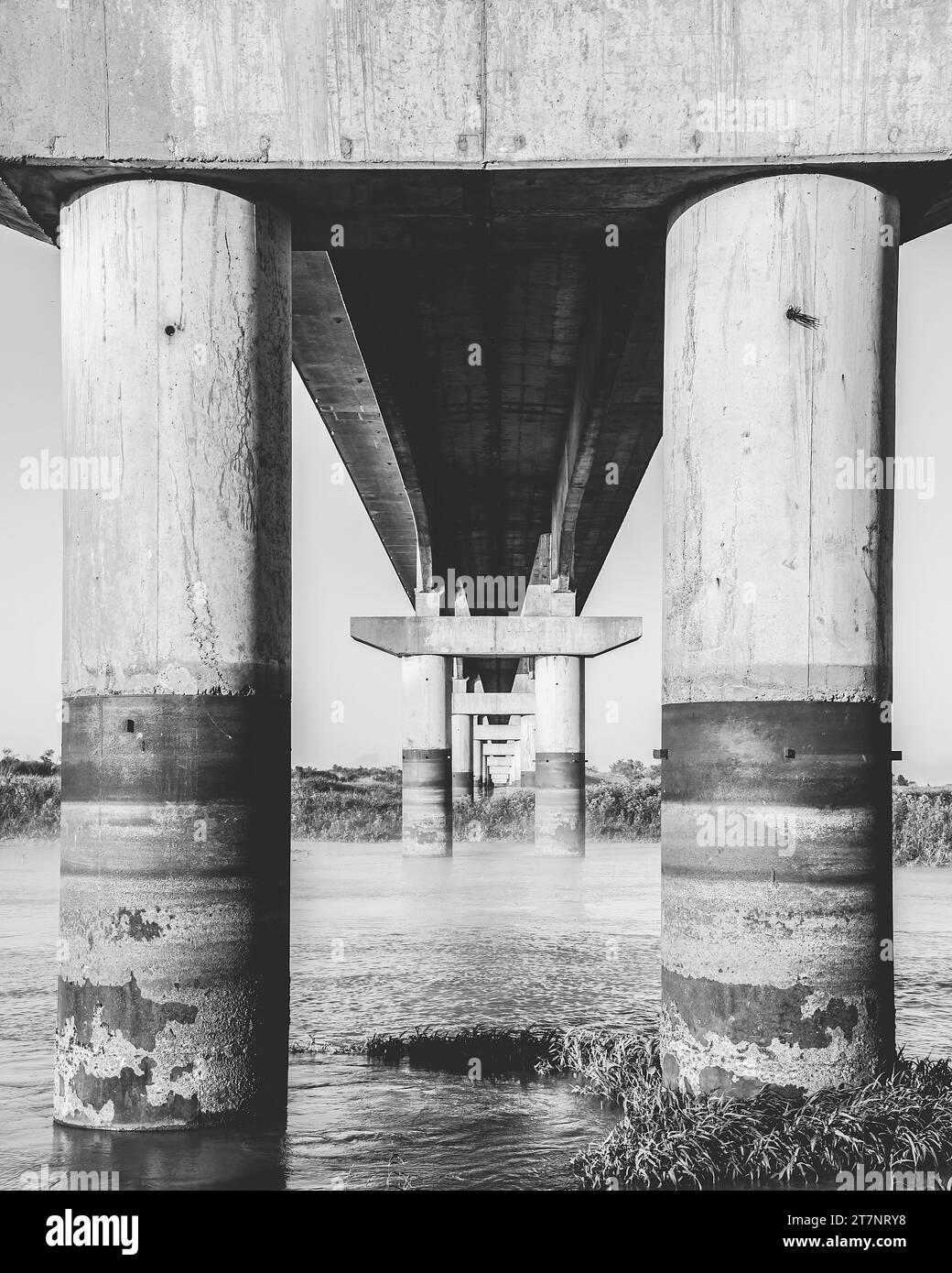 Silver bridge black over hi-res stock photography and images - Alamy