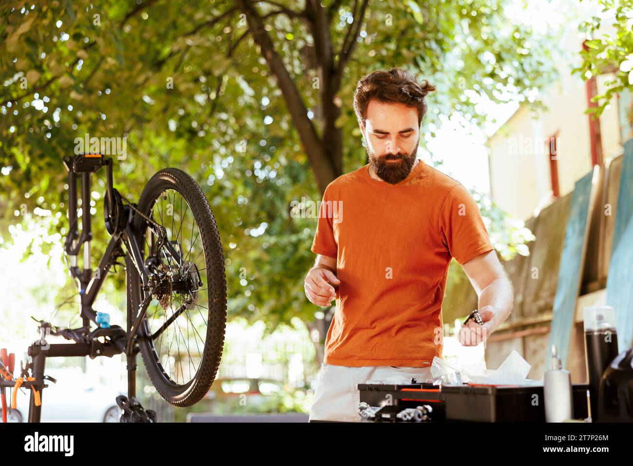 Changing tyre bicycle hi-res stock photography and images - Alamy