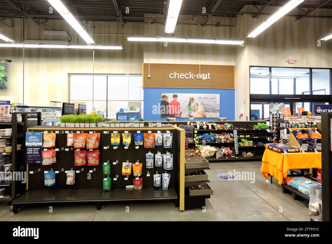 Pet store interior hi-res stock photography and images - Alamy