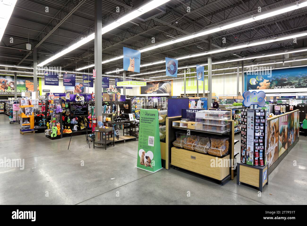 Pet store interior hi-res stock photography and images - Alamy