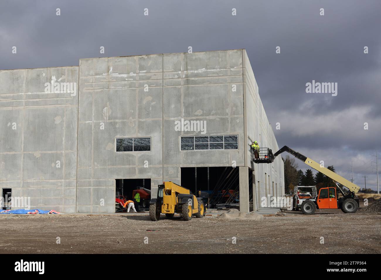 Concrete tilt up warehouse under construction Stock Photo - Alamy