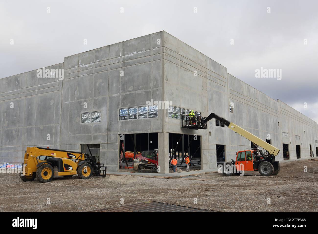 Concrete tilt up warehouse under construction Stock Photo - Alamy