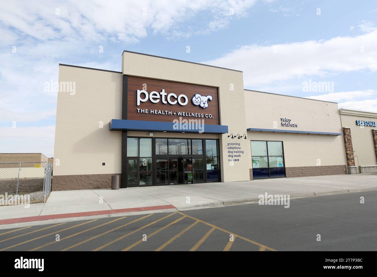 Exterior facade petco store hi-res stock photography and images - Alamy