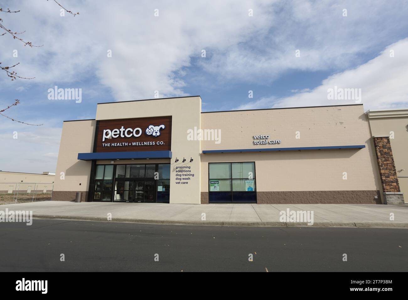 The exterior of a Petco branded pet store in the USA Stock Photo - Alamy