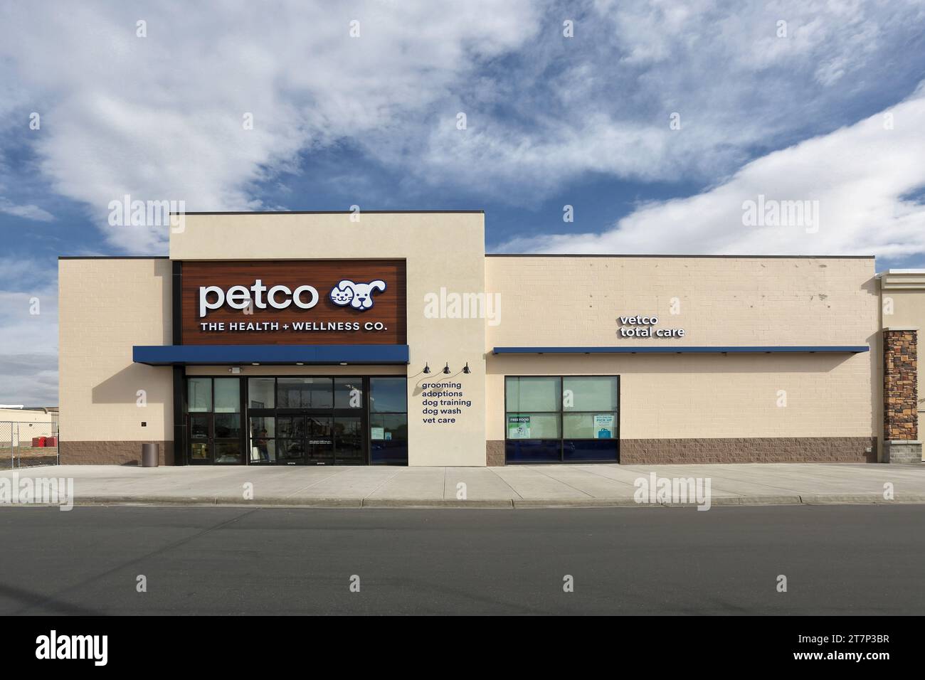 Supermarket exterior doors hi-res stock photography and images - Alamy