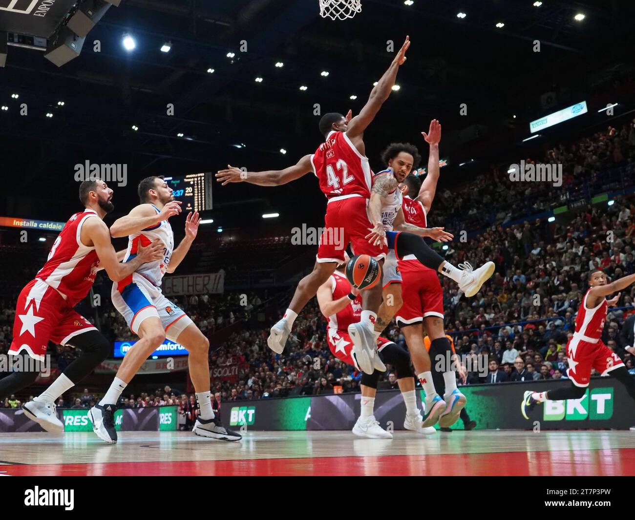 Milan, Italy. 16th Nov, 2023. Shane Larkin (Anadolu Efes Istanbul ...