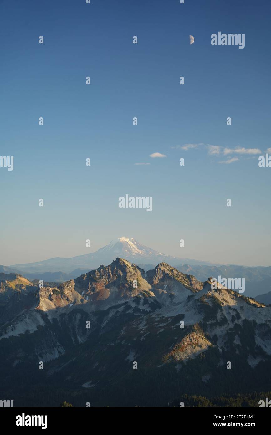 Rainier National Park, hiking trails and snow on mountain tops ...