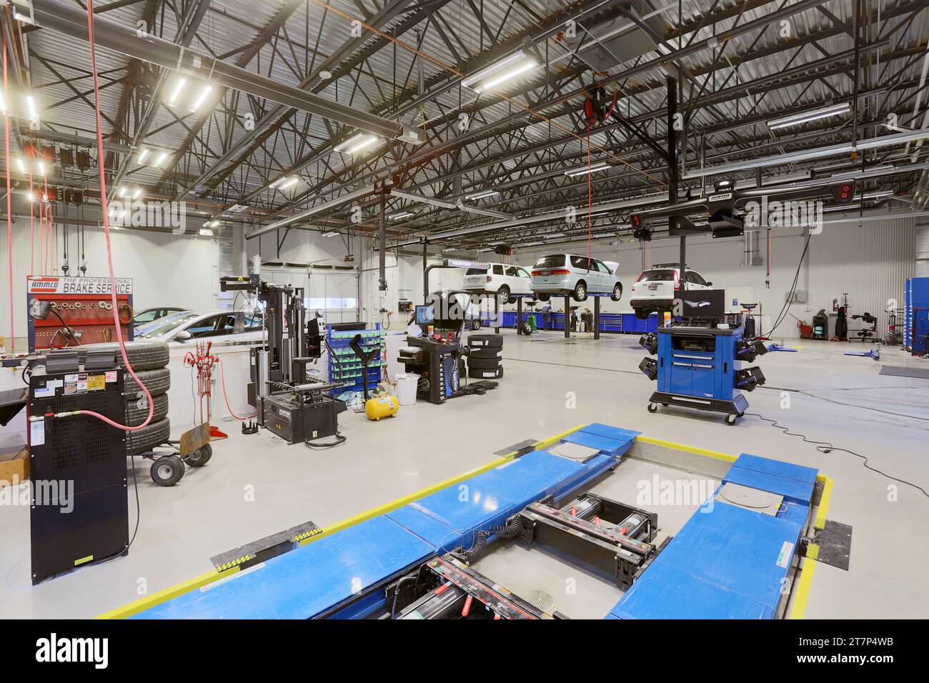 Mechanic lifts car hydraulic lift hi-res stock photography and images ...