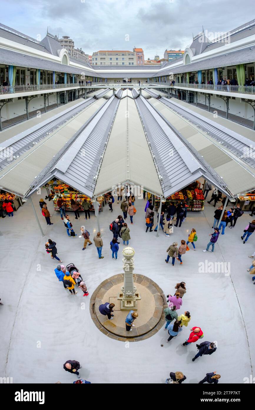 People shopping at Bolhao Market, Mercado do Bolhão, public market in ...