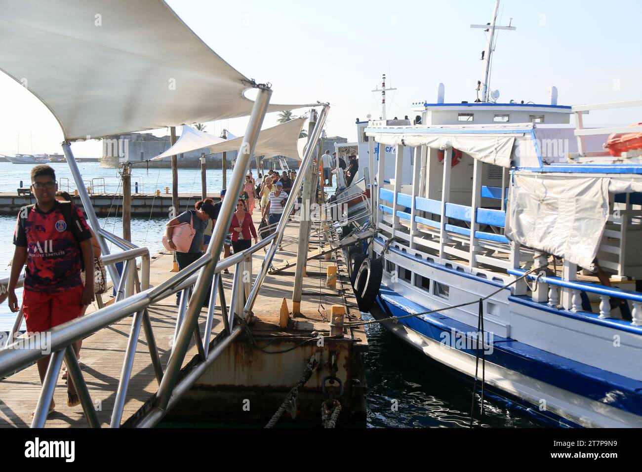vera cruz, bahia, brazil - october 13, 2023: passengers using a boat to ...