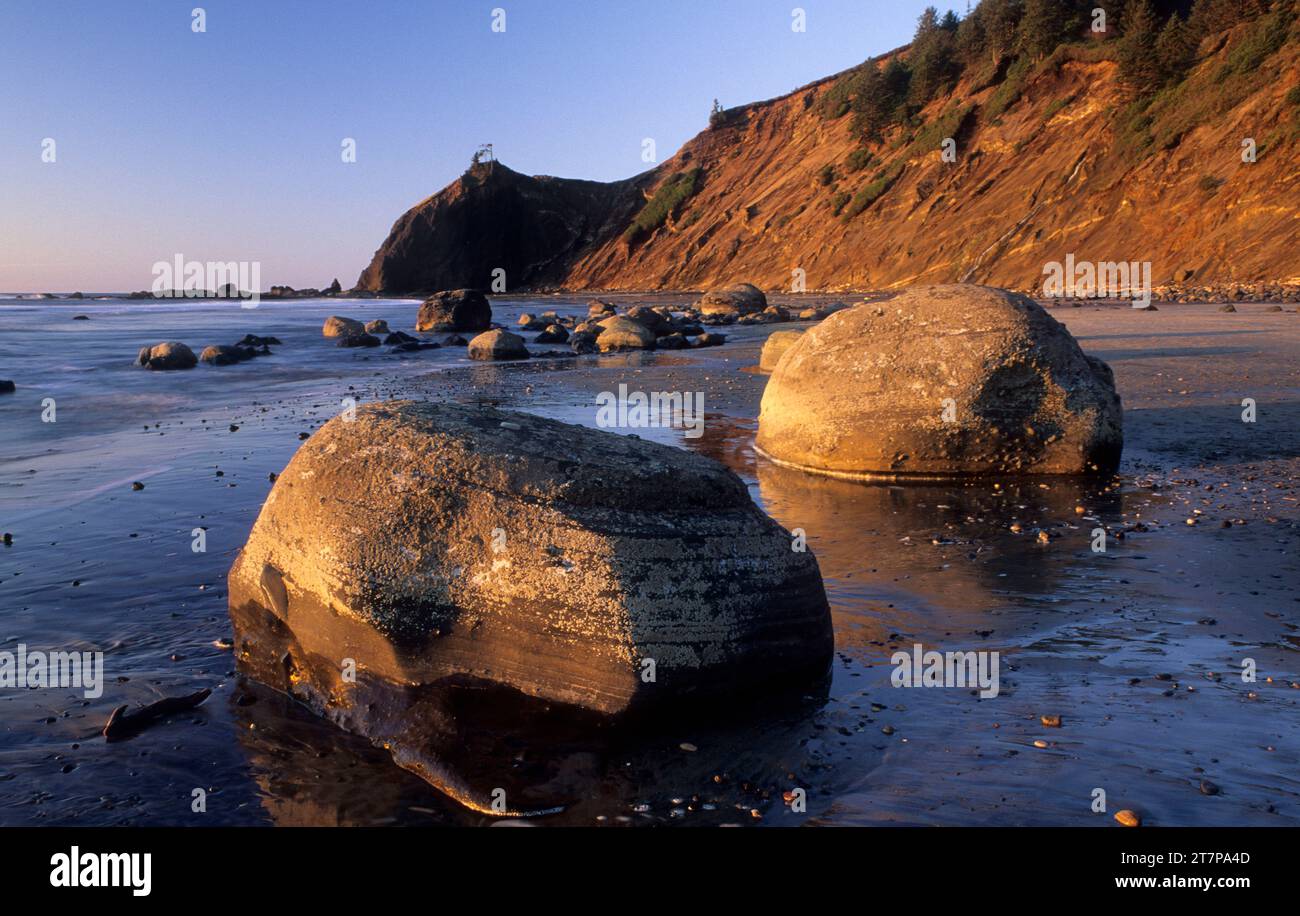 Beach boulders, Roads End State Park, Oregon Stock Photo - Alamy