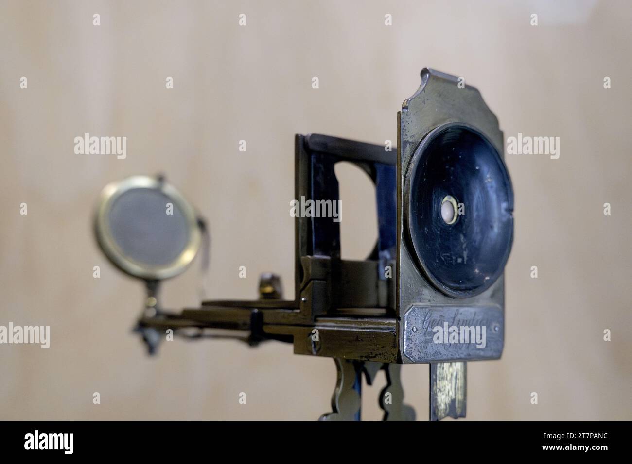 George Lindsay Vintage simple microscope Stock Photo - Alamy