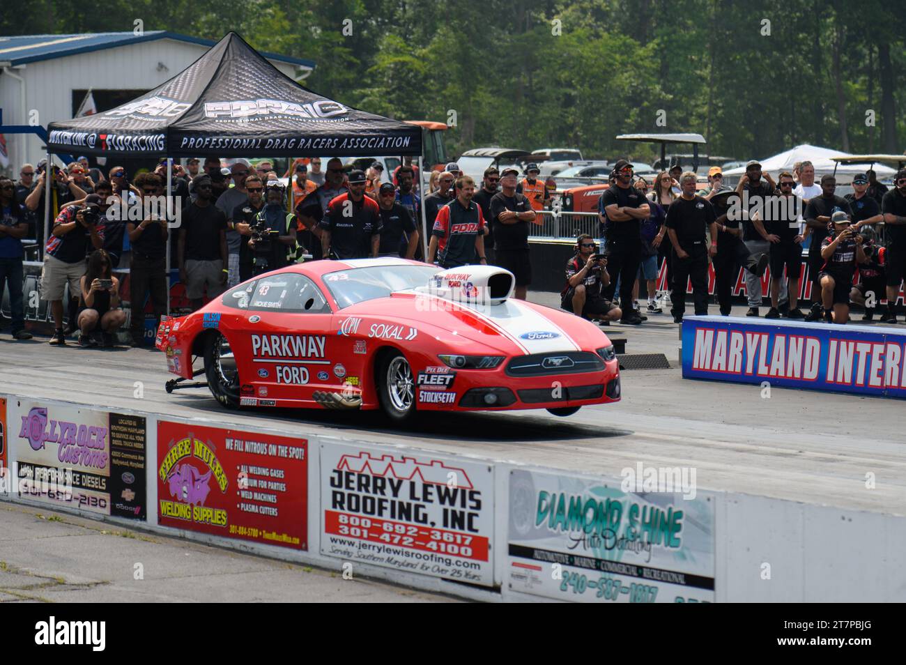 Muscle Cars racing on the drag strip at the Maryland International ...