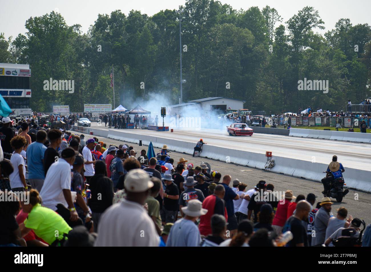 Muscle Cars racing on the drag strip at the Maryland International ...