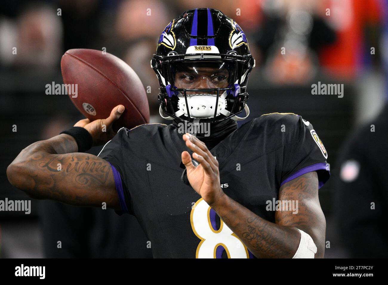 Baltimore Ravens quarterback Lamar Jackson (8) sets back to pass during ...