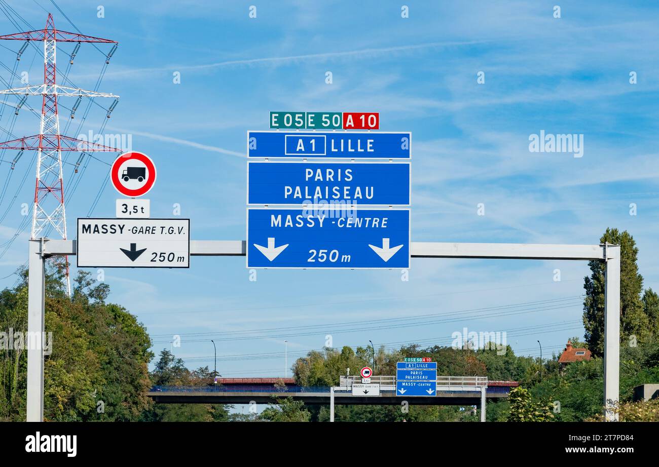 Highway road signs Paris, driving in heavy traffic on ring road of ...