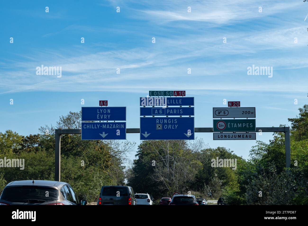 Highway road signs Paris, driving in heavy traffic on ring road of ...