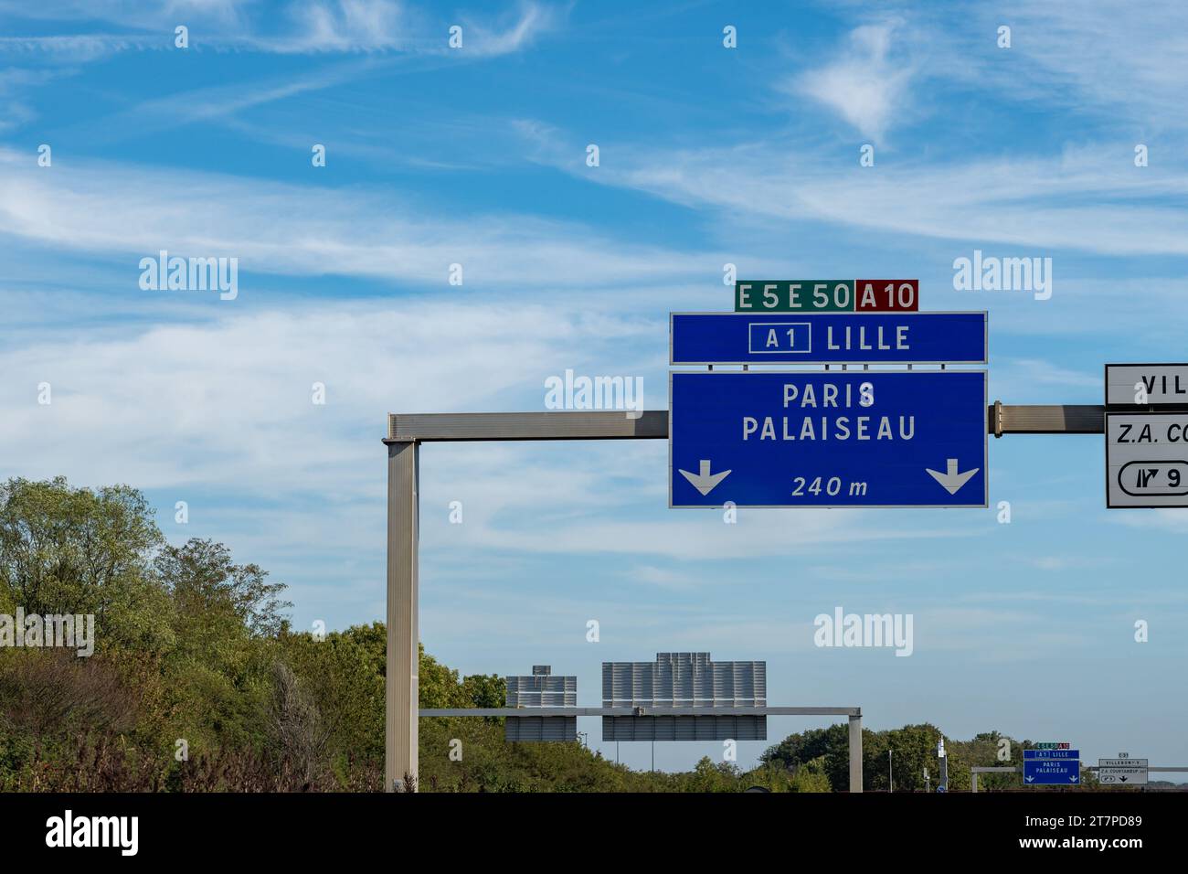 Highway road signs Paris, driving in heavy traffic on ring road of ...