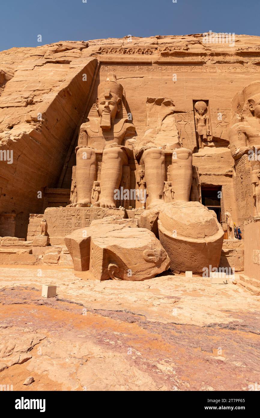 Giant sandstone statues on the exterior of Abu Simbel temple ancient ...