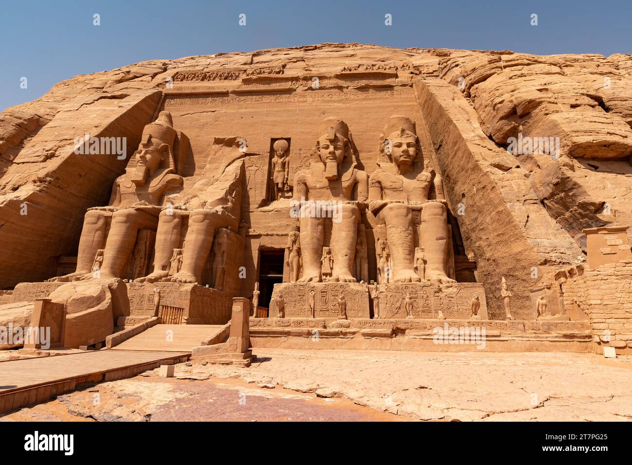 Giant sandstone statues on the exterior of Abu Simbel temple ancient ...