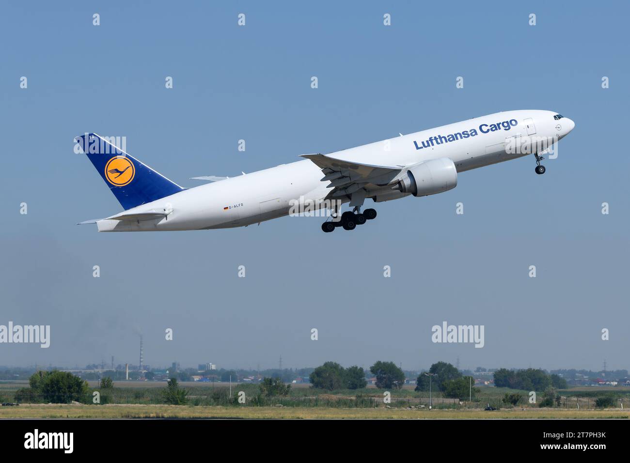 Boeing 777 model plane hi-res stock photography and images - Alamy