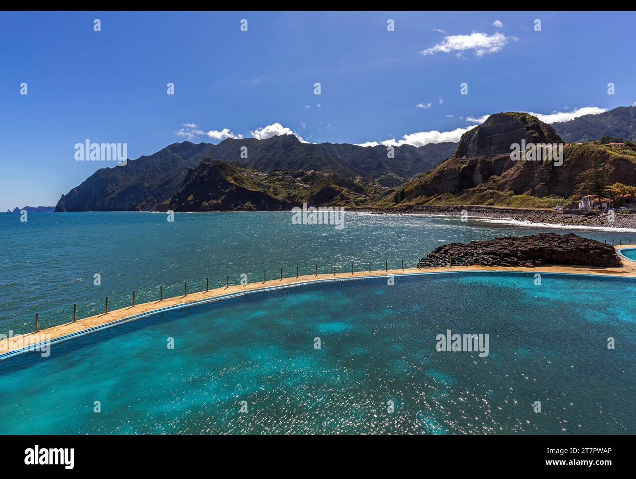 Bathing complex, seawater pool of Piscina do Porto da Cruz, behind the ...