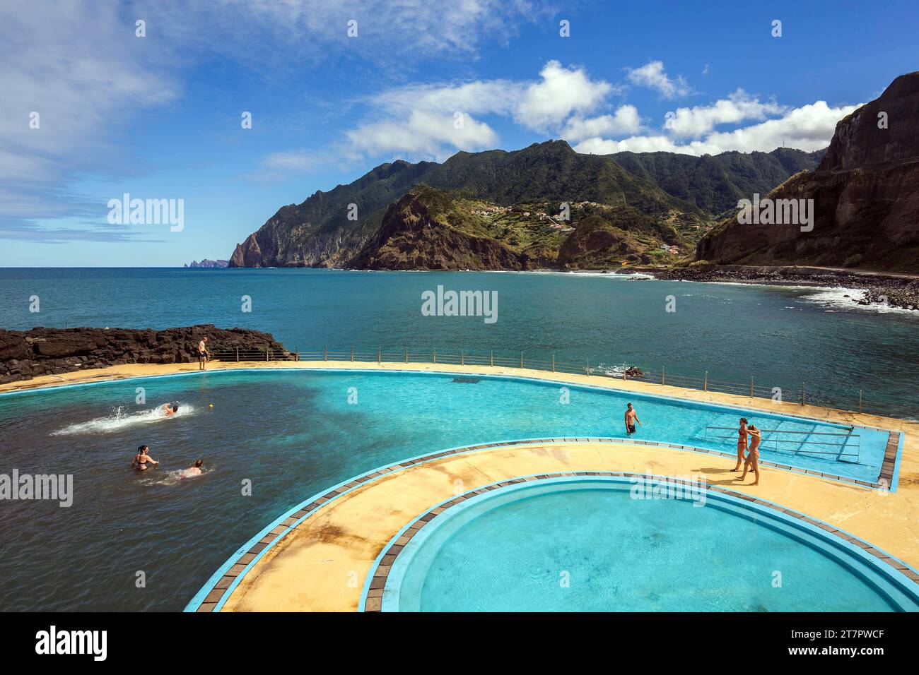 Bathing complex, seawater pool of Piscina do Porto da Cruz, behind the ...