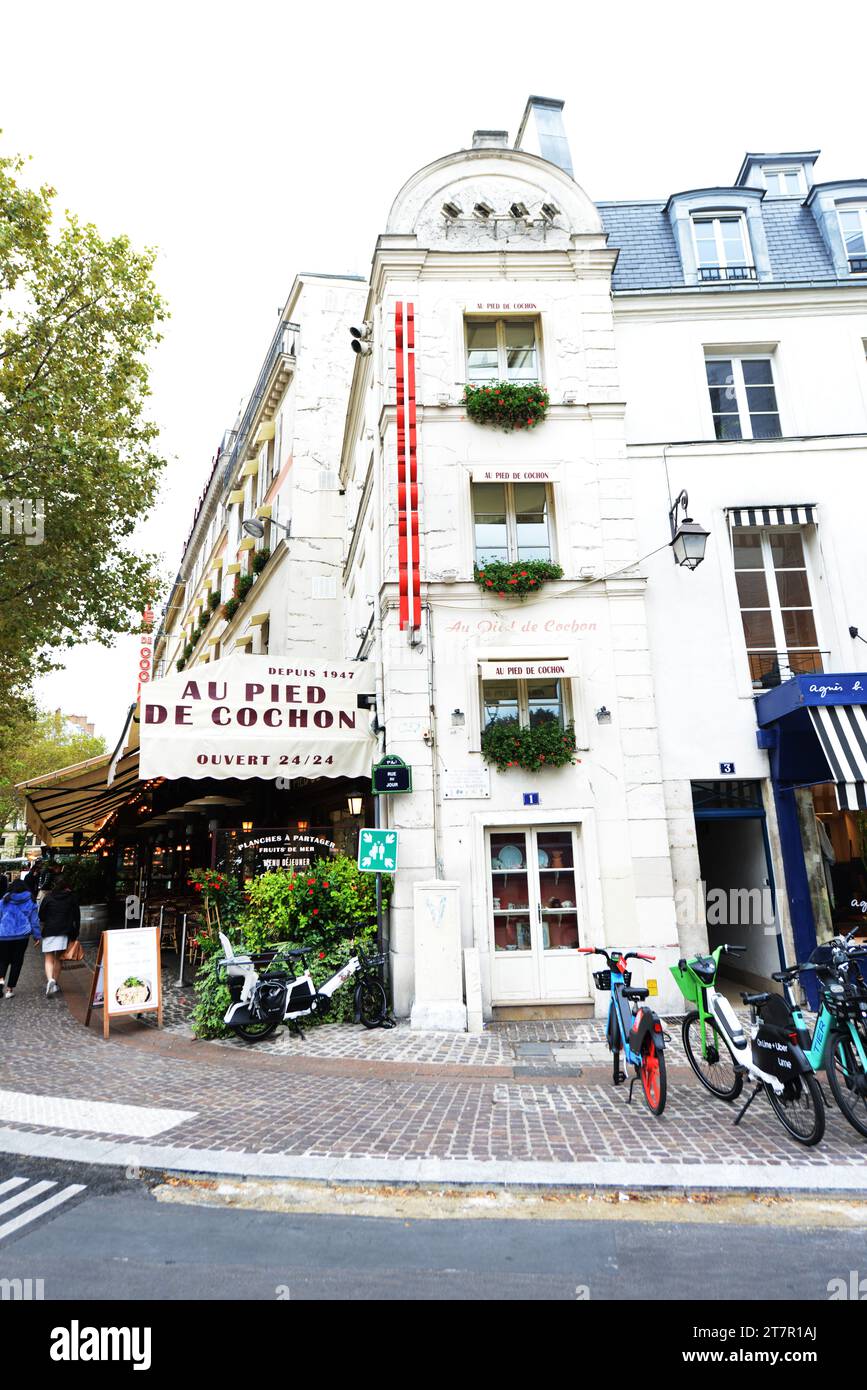 Au Pied de Cochon French restaurant on Rue Coquillière in Paris, France ...