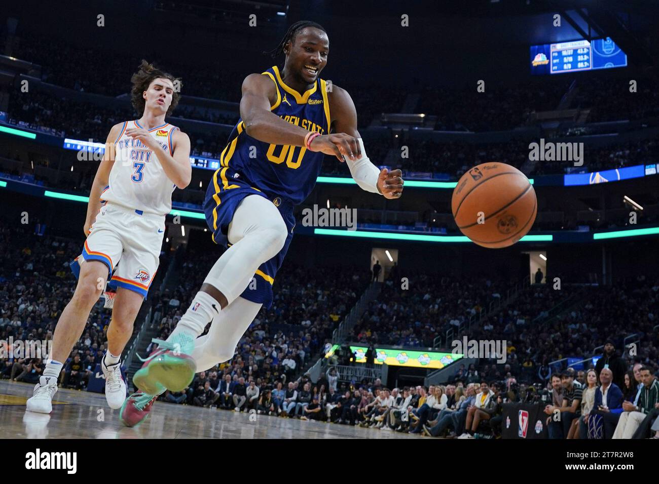 Golden State Warriors forward Jonathan Kuminga (00) lunges for the ball as Oklahoma City Thunder ...