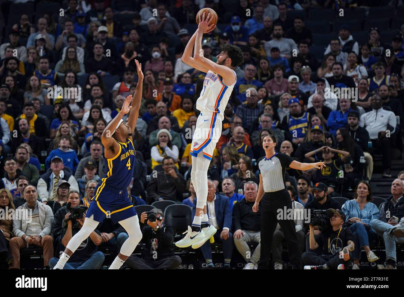 Oklahoma City Thunder forward Chet Holmgren (7) shoots over Golden ...