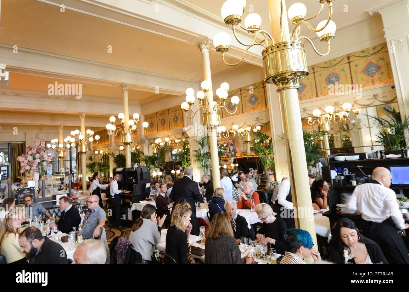 Le Grand Colbert - Brasserie Parisienne on rue Vivienne, Paris, France ...