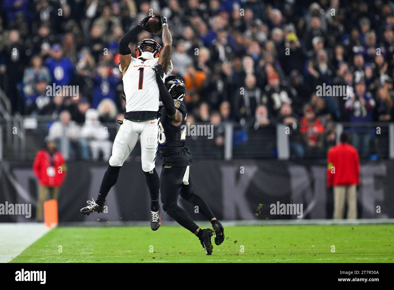 Cincinnati Bengals wide receiver Ja'Marr Chase (1) attempts to catch a ...