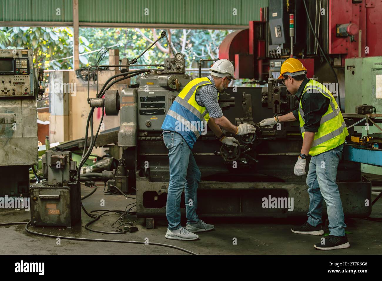 Engineer technician teamwork consulting problem together service ...