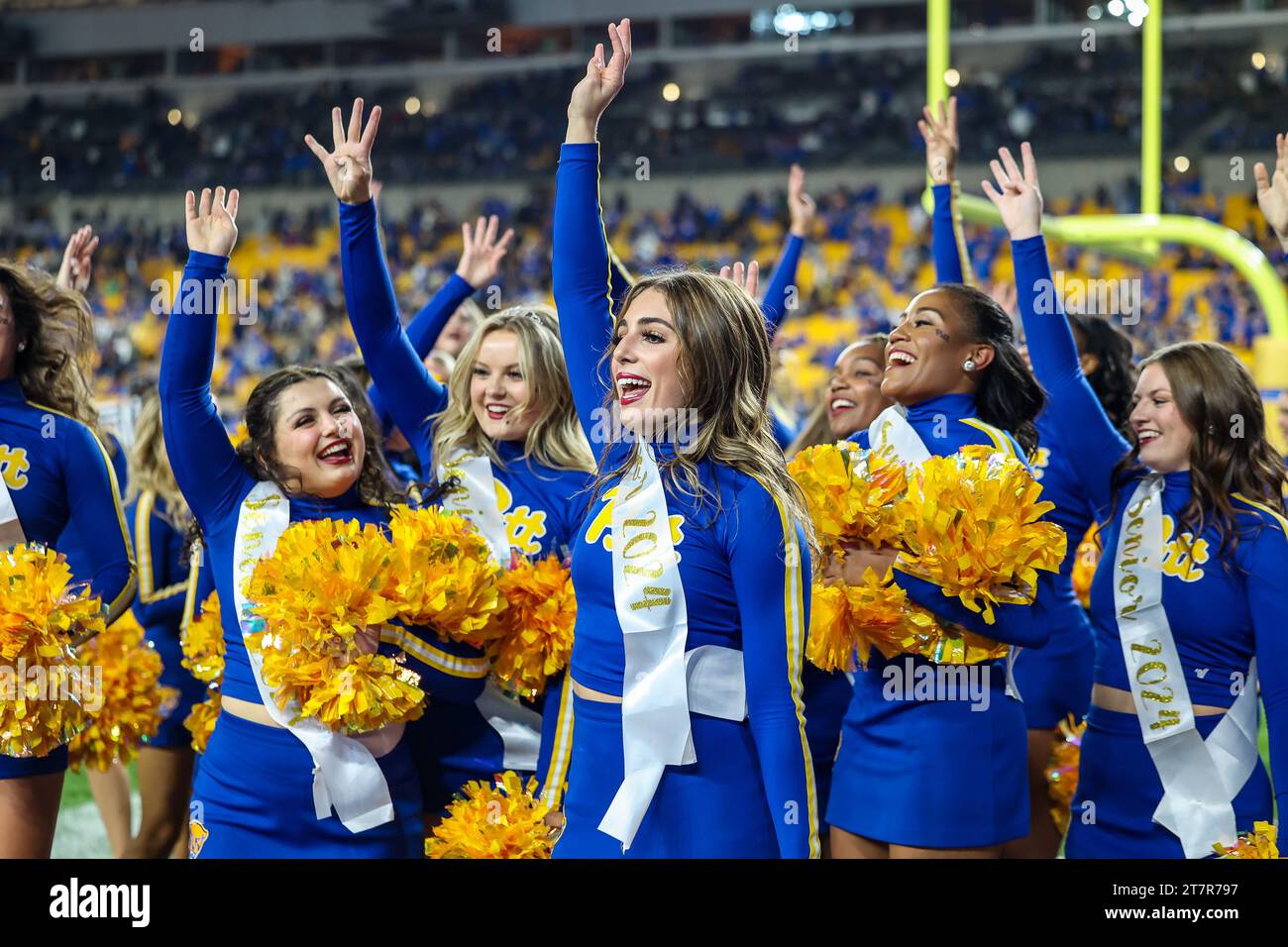 Pittsburgh panthers cheerleaders hi-res stock photography and images ...