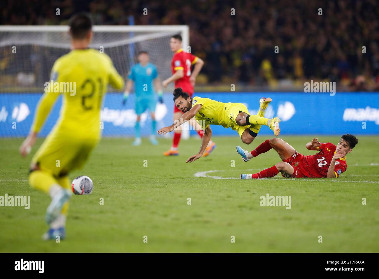 Kuala Lumpur, Malaysia. 16th Nov, 2023. Corbin Ong of Malaysia (C) and ...