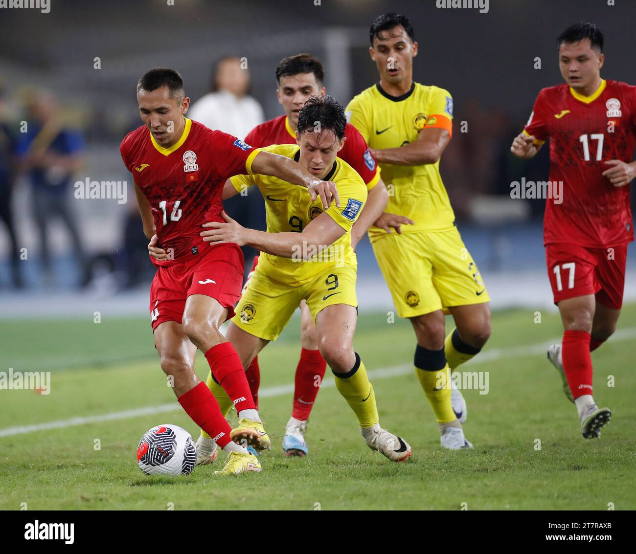 Kuala Lumpur, Malaysia. 16th Nov, 2023. Suiuntbek Mamyraliev of Kyrgyz Republic (L) and Darren ...