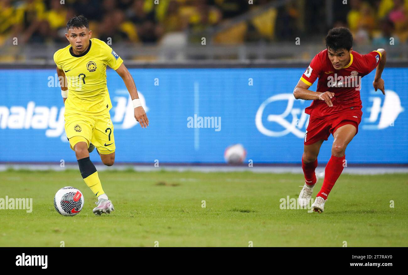 Kuala Lumpur, Malaysia. 16th Nov, 2023. Mohamad Faisal Halim of Malaysia (L) and Bekzhan ...