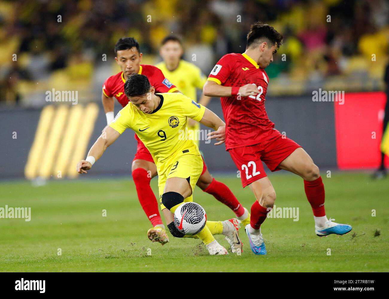 Kuala Lumpur, Malaysia. 16th Nov, 2023. Darren Lok of Malaysia (L) and Shukurov Alimardon of ...