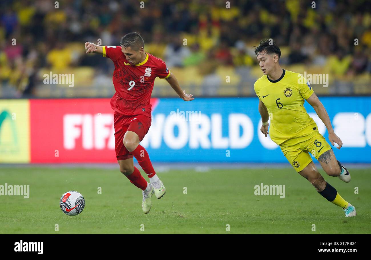 Kuala Lumpur, Malaysia. 16th Nov, 2023. Baryrkanov Ernisty of Kyrgyz Republic (L) and Darren Lok ...