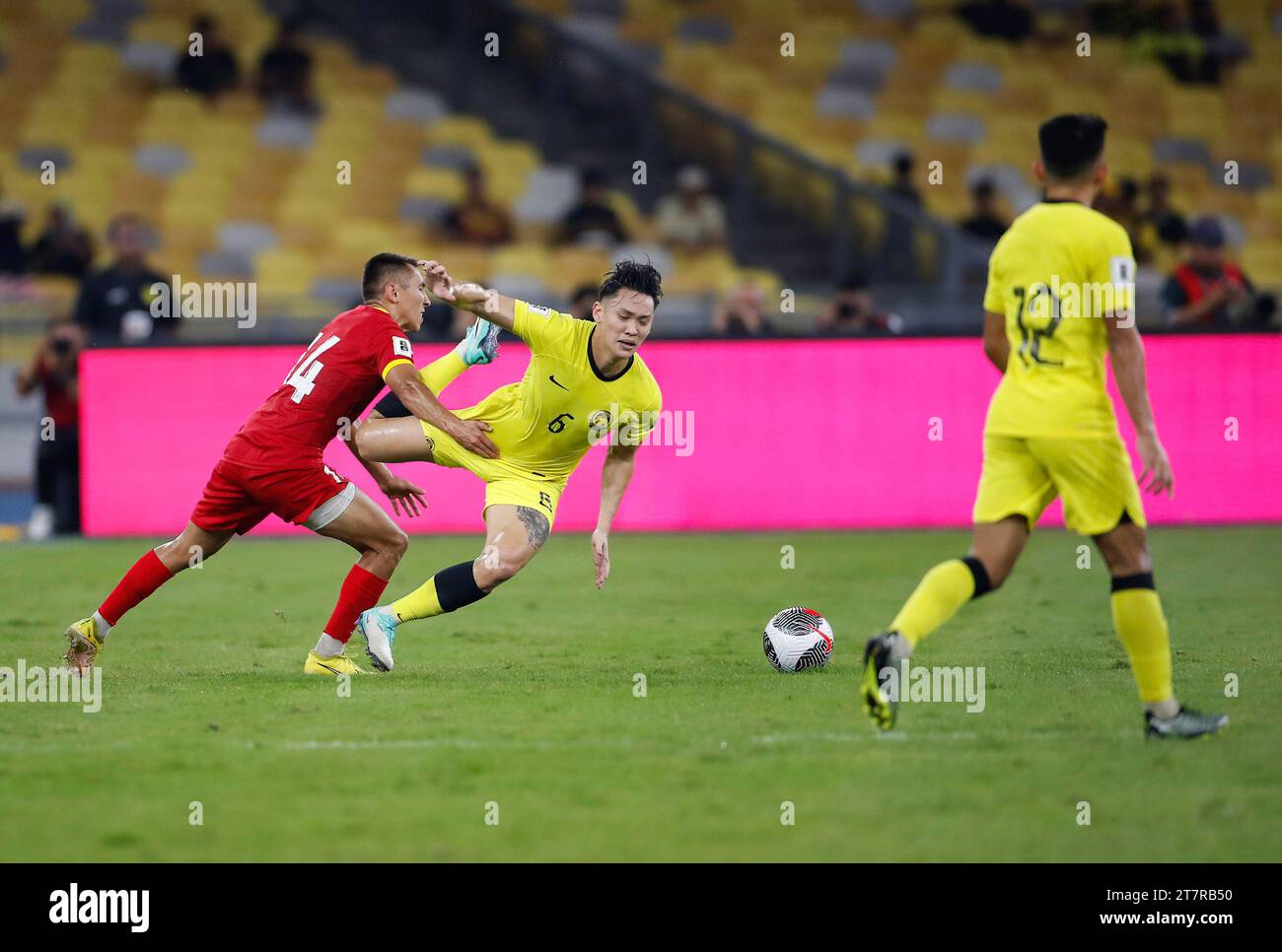 Kuala Lumpur, Malaysia. 16th Nov, 2023. Suiuntbek Mamyraliev of Kyrgyz Republic (L) and Dominic ...