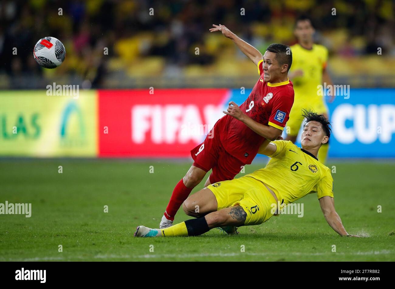 Kuala Lumpur, Malaysia. 16th Nov, 2023. Baryrkanov Ernisty of Kyrgyz Republic (L) and Darren Lok ...