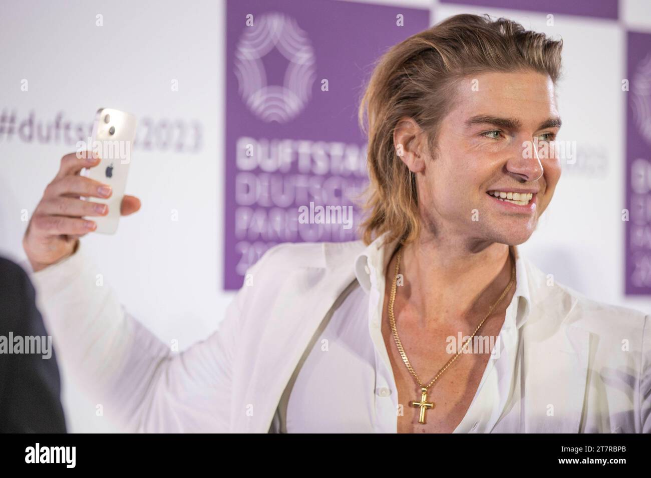 Influencer Jeremy Fragrance filmt sich selbst mit seinem Smartphone auf ...