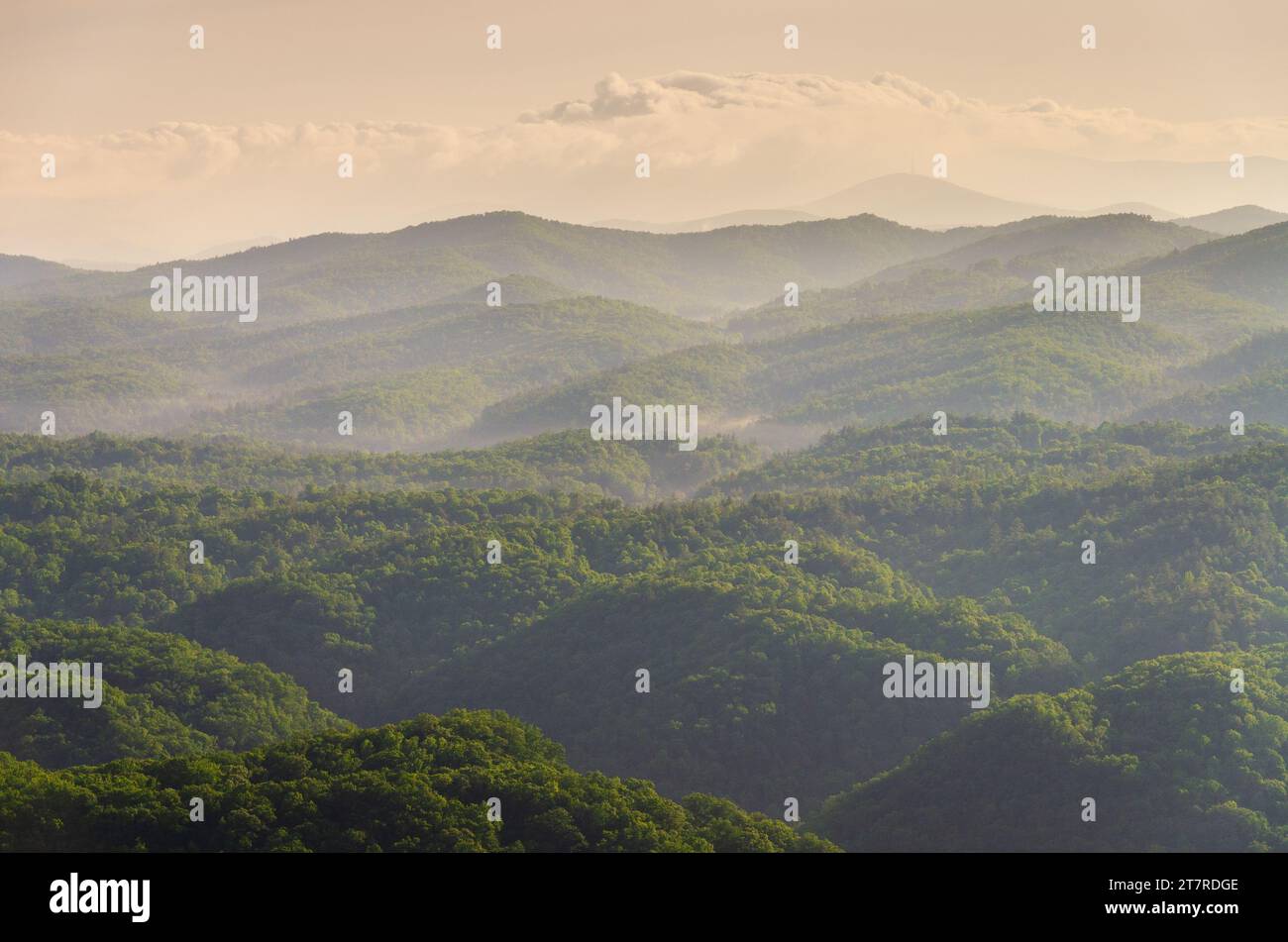 The Blue Ridge Parkway, Famous Road linking Shenandoah National Park to ...