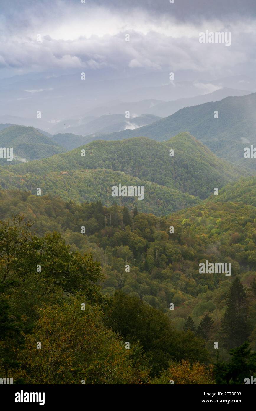 The Blue Ridge Parkway, Famous Road linking Shenandoah National Park to ...