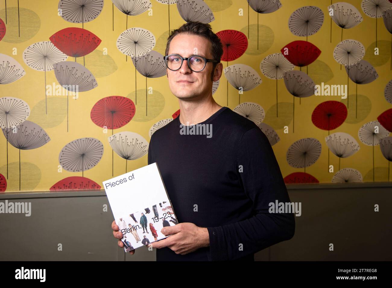 Fotograf und Autor des Fotografie-Buchband Pieces of Berlin posiert für ...